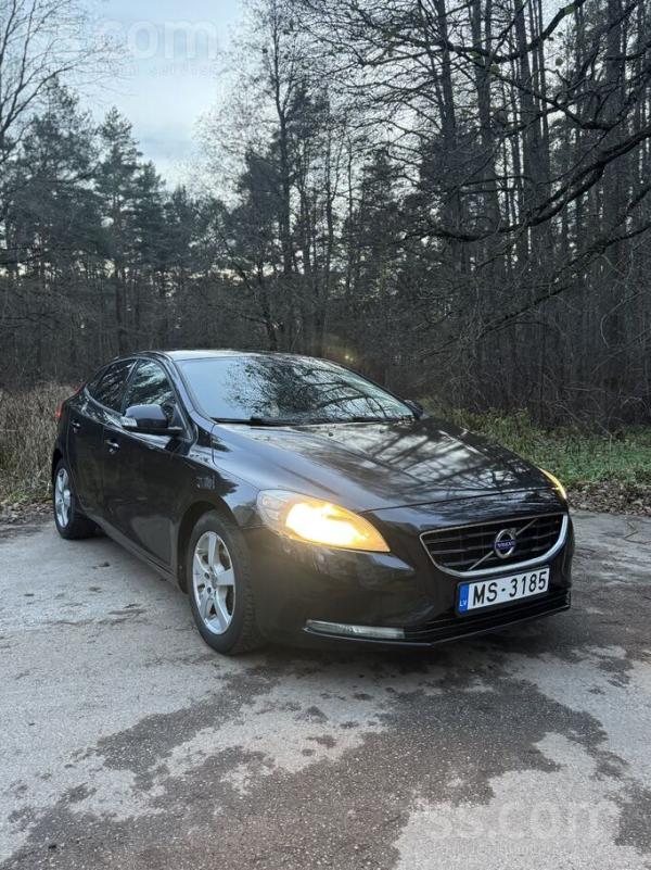 Black Volvo V40 2014 in Jurmala, with an engine capacity of 1.60 L and mileage of 239 thousand km for 5900 €, photo 2 on AUTOMOTO.COM.LV