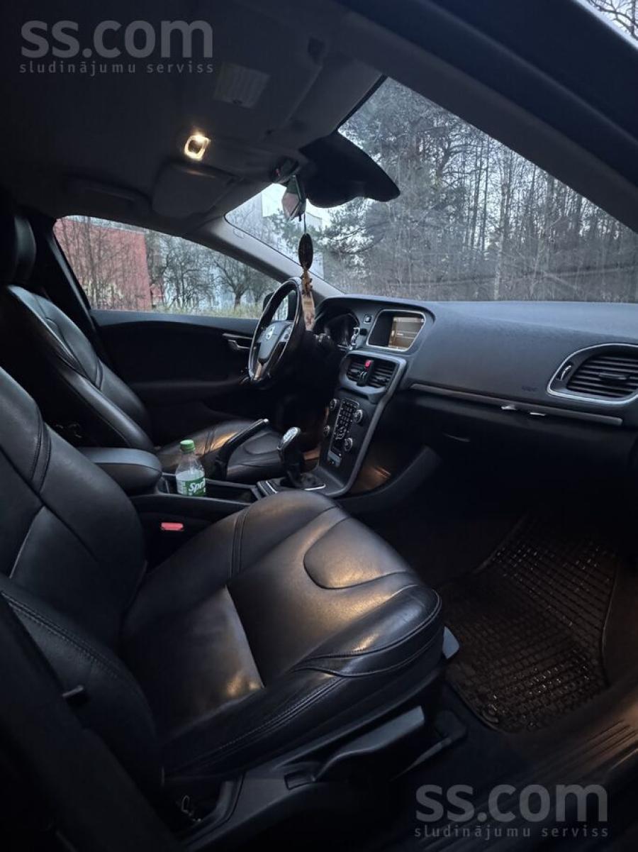 Melns Volvo V40 2014 Jūrmala, ar dzinēja tilpumu 1.60 L un nobraukumu 239 tūkst. km par 5900 €, foto 7 vietnē AUTOMOTO.COM.LV
