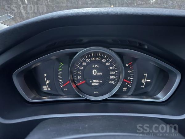 Black Volvo V40 2014 in Jurmala, with an engine capacity of 1.60 L and mileage of 239 thousand km for 5900 €, photo 8 on AUTOMOTO.COM.LV