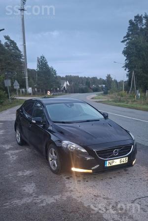 Melns Volvo V40 2014 Rīga, ar dzinēja tilpumu 2.00 L un nobraukumu 354 tūkst. km par 7200 €, foto  vietnē AUTOMOTO.COM.LV
