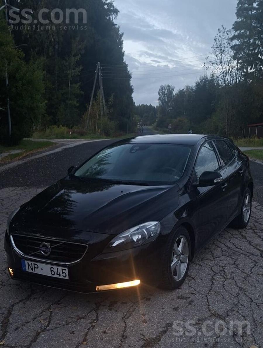 Melns Volvo V40 2014 Rīga, ar dzinēja tilpumu 2.00 L un nobraukumu 354 tūkst. km par 7200 €, foto 5 vietnē AUTOMOTO.COM.LV