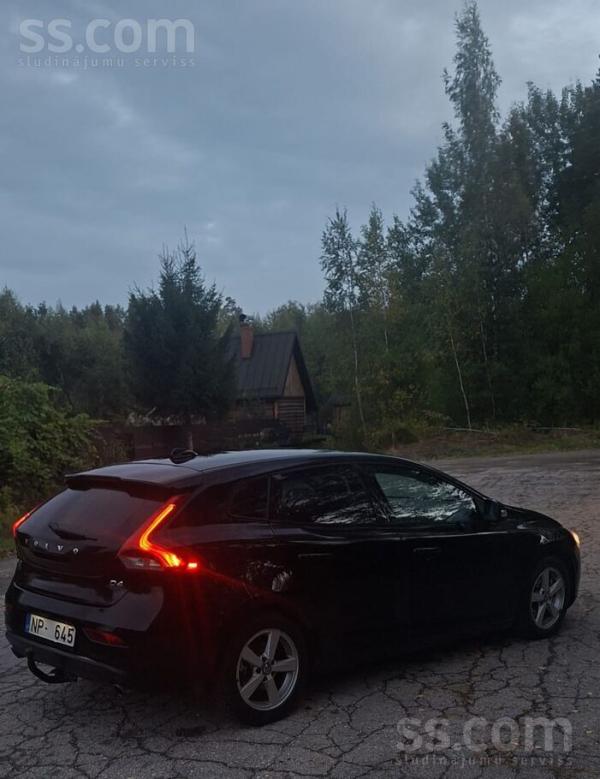 Melns Volvo V40 2014 Rīga, ar dzinēja tilpumu 2.00 L un nobraukumu 354 tūkst. km par 7200 €, foto 8 vietnē AUTOMOTO.COM.LV