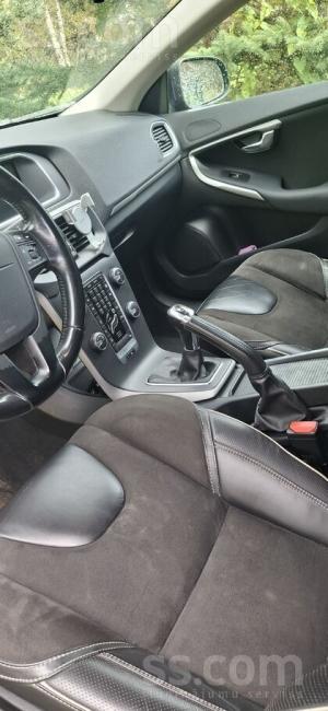 Melns Volvo V40 2014 Rīga, ar dzinēja tilpumu 2.00 L un nobraukumu 354 tūkst. km par 7200 €, foto 10 vietnē AUTOMOTO.COM.LV