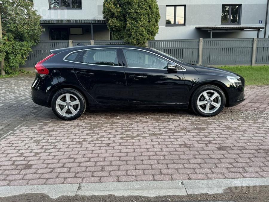 Melns Volvo V40 2017 Rīga, ar dzinēja tilpumu 2.00 L un nobraukumu 287 tūkst. km par 8000 €, foto 5 vietnē AUTOMOTO.COM.LV