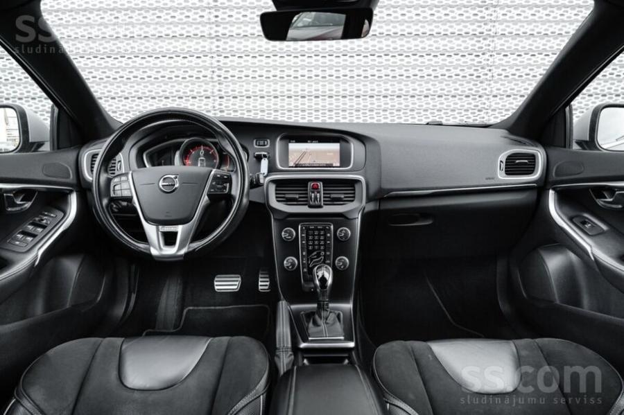 Black Volvo V40 2018 in Riga, with an engine capacity of 2.00 L and mileage of 205 thousand km for 10490 €, photo 7 on AUTOMOTO.COM.LV