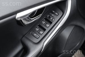 Black Volvo V40 2018 in Riga, with an engine capacity of 2.00 L and mileage of 205 thousand km for 10490 €, photo 9 on AUTOMOTO.COM.LV