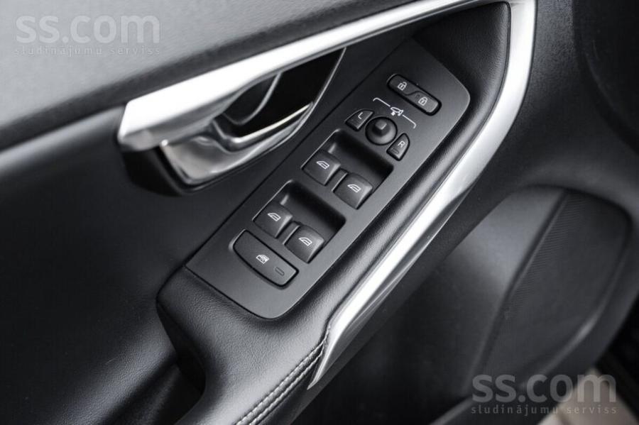 Black Volvo V40 2018 in Riga, with an engine capacity of 2.00 L and mileage of 205 thousand km for 10490 €, photo 9 on AUTOMOTO.COM.LV