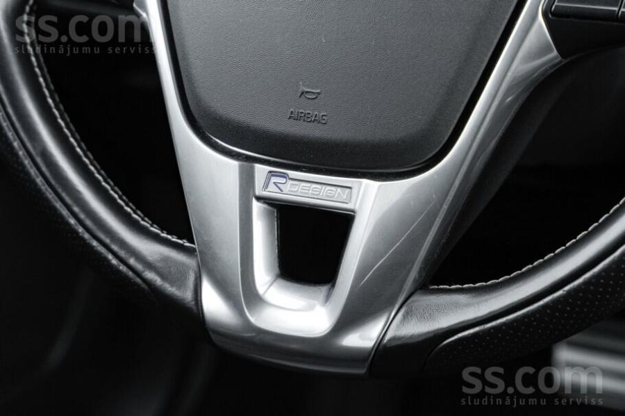 Black Volvo V40 2018 in Riga, with an engine capacity of 2.00 L and mileage of 205 thousand km for 10490 €, photo 11 on AUTOMOTO.COM.LV