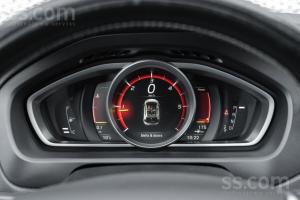 Black Volvo V40 2018 in Riga, with an engine capacity of 2.00 L and mileage of 205 thousand km for 10490 €, photo 12 on AUTOMOTO.COM.LV