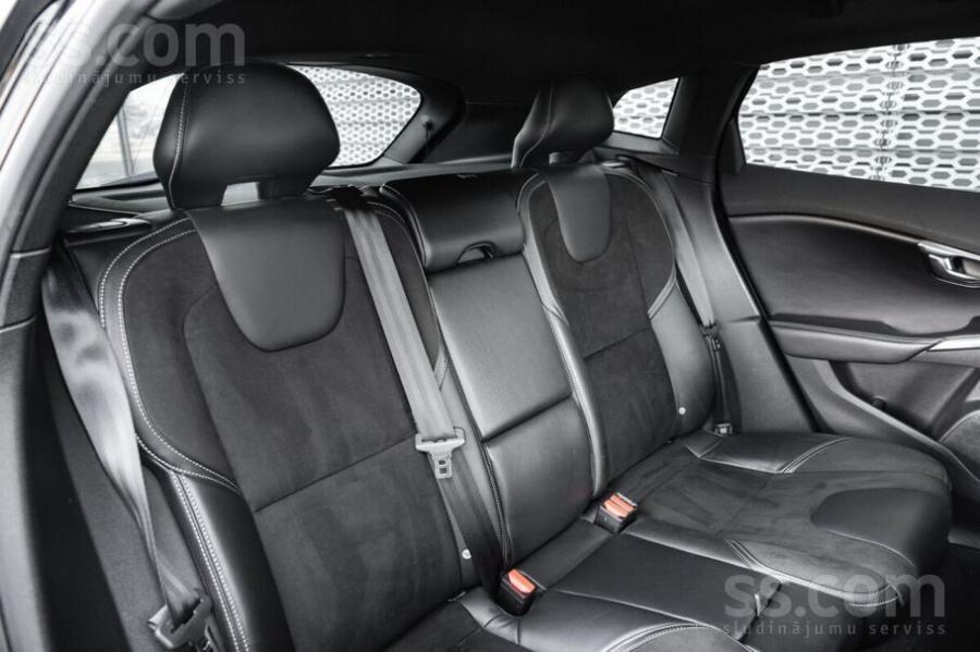 Black Volvo V40 2018 in Riga, with an engine capacity of 2.00 L and mileage of 205 thousand km for 10490 €, photo 18 on AUTOMOTO.COM.LV