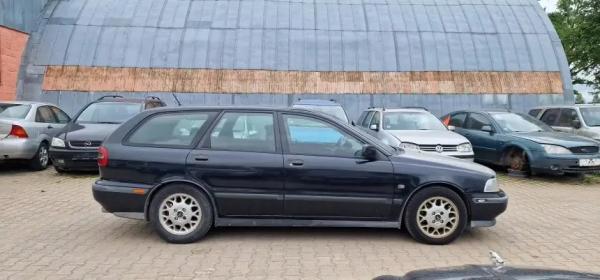 Melns Volvo V40 1998 Valmiera, ar dzinēja tilpumu 2.00 L un nobraukumu 168 tūkst. km par 670 €, foto 2 vietnē AUTOMOTO.COM.LV