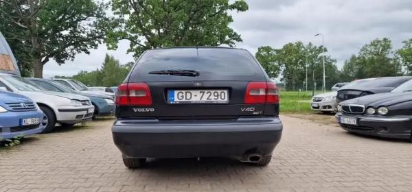 Melns Volvo V40 1998 Valmiera, ar dzinēja tilpumu 2.00 L un nobraukumu 168 tūkst. km par 670 €, foto 4 vietnē AUTOMOTO.COM.LV
