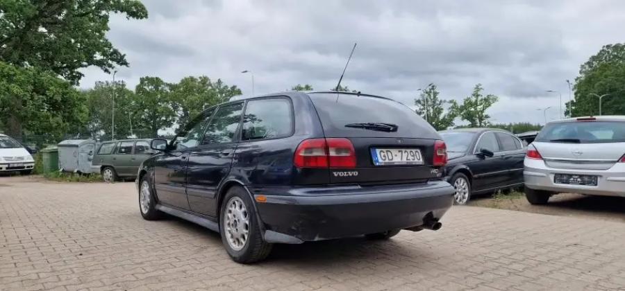 Melns Volvo V40 1998 Valmiera, ar dzinēja tilpumu 2.00 L un nobraukumu 168 tūkst. km par 670 €, foto 6 vietnē AUTOMOTO.COM.LV