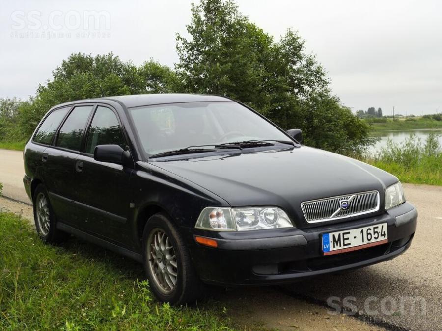 Black Volvo V40 2000 in Riga, with an engine capacity of 1.90 L and mileage of 242 thousand km for 1450 €, photo 1 on AUTOMOTO.COM.LV
