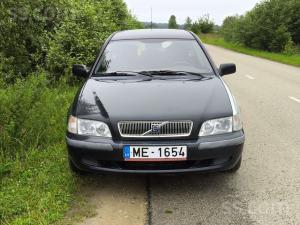 Black Volvo V40 2000 in Riga, with an engine capacity of 1.90 L and mileage of 242 thousand km for 1450 €, photo 3 on AUTOMOTO.COM.LV