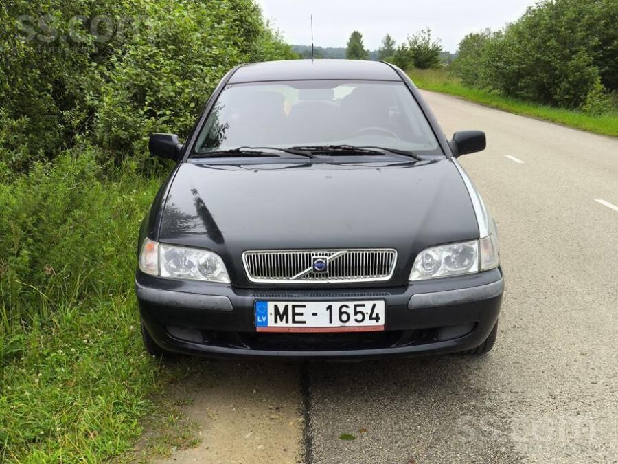 Black Volvo V40 2000 in Riga, with an engine capacity of 1.90 L and mileage of 242 thousand km for 1450 €, photo 3 on AUTOMOTO.COM.LV