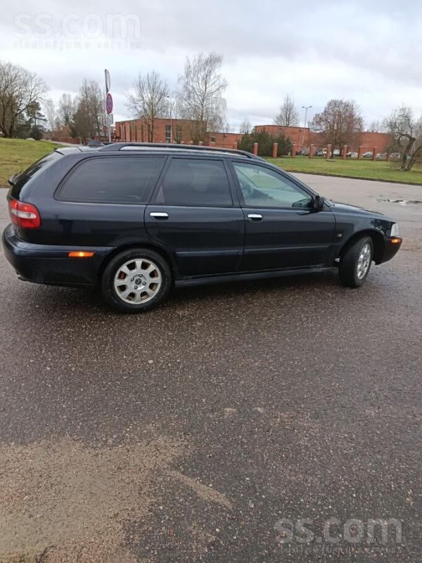 Melns Volvo V40 2001 Rīga, ar dzinēja tilpumu 1.90 L un nobraukumu 275 tūkst. km par 1100 €, foto 2 vietnē AUTOMOTO.COM.LV