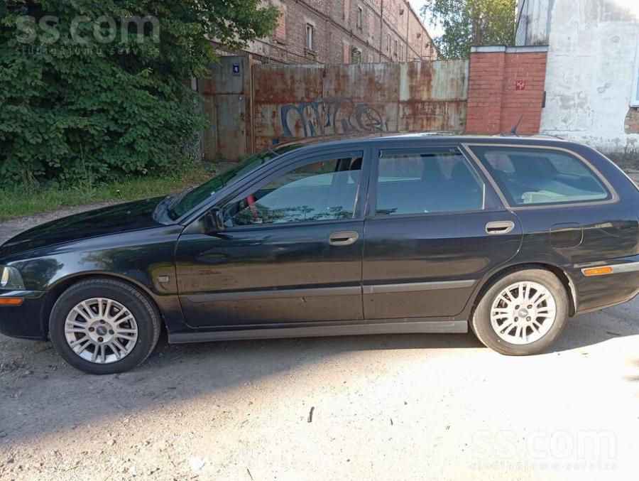 Melns Volvo V40 2001 Rīga, ar dzinēja tilpumu 1.90 L un nobraukumu 382 tūkst. km par 1000 €, foto 1 vietnē AUTOMOTO.COM.LV