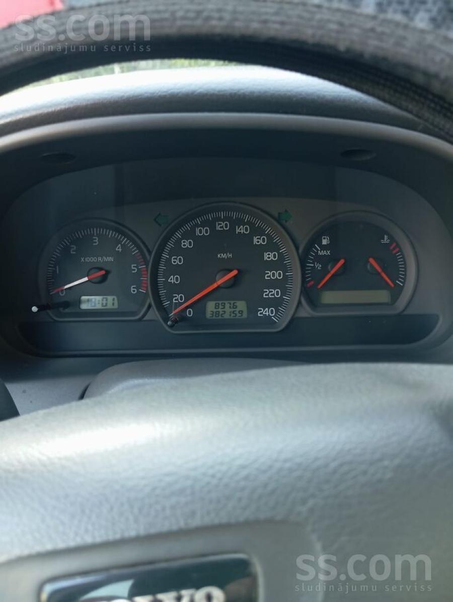 Melns Volvo V40 2001 Rīga, ar dzinēja tilpumu 1.90 L un nobraukumu 382 tūkst. km par 1000 €, foto 8 vietnē AUTOMOTO.COM.LV