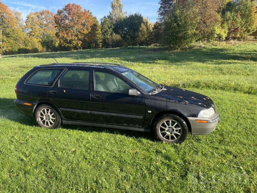 Black Volvo V40 2001 in Madona, with an engine capacity of 1.90 L and mileage of 279 thousand km for 1050 €, photo 1 on AUTOMOTO.COM.LV