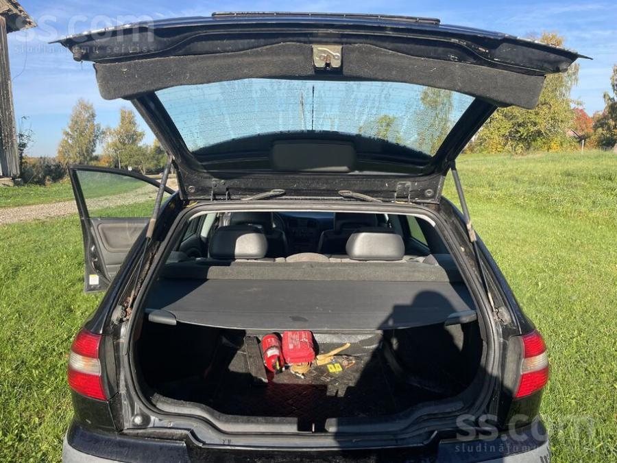 Black Volvo V40 2001 in Madona, with an engine capacity of 1.90 L and mileage of 279 thousand km for 1050 €, photo 3 on AUTOMOTO.COM.LV