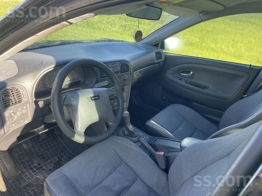 Black Volvo V40 2001 in Madona, with an engine capacity of 1.90 L and mileage of 279 thousand km for 1050 €, photo 4 on AUTOMOTO.COM.LV