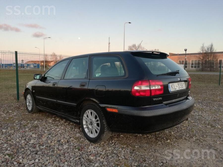 Melns Volvo V40 2002 Saldus, ar dzinēja tilpumu 1.80 L un nobraukumu 248 tūkst. km par 6150 €, foto 4 vietnē AUTOMOTO.COM.LV