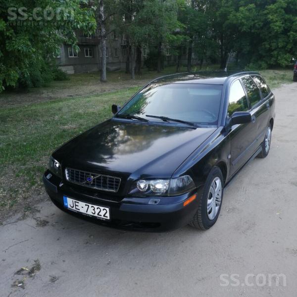 Black Volvo V40 2002 in Riga, with an engine capacity of 1.80 L and mileage of 244 thousand km for 950 €, photo 1 on AUTOMOTO.COM.LV