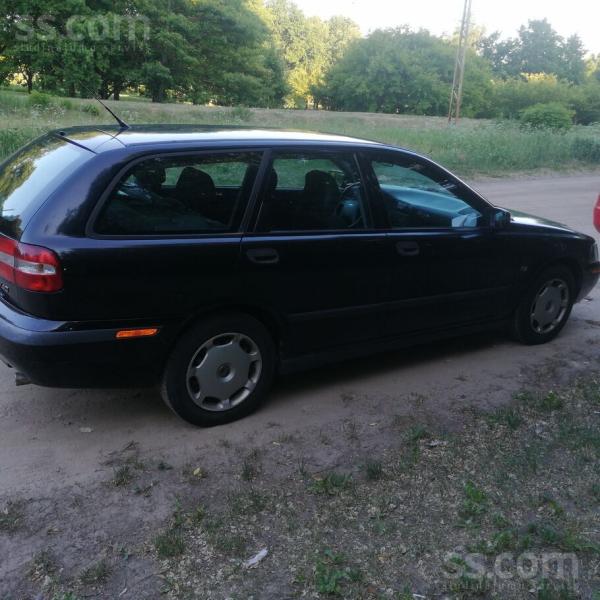 Black Volvo V40 2002 in Riga, with an engine capacity of 1.80 L and mileage of 244 thousand km for 950 €, photo 3 on AUTOMOTO.COM.LV