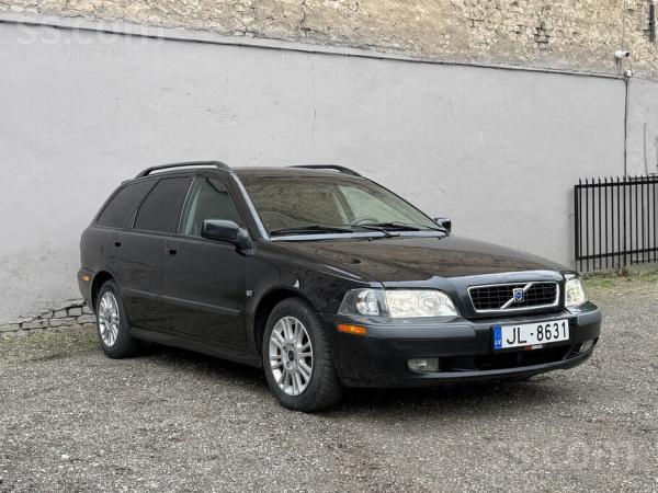 Black Volvo V40 2002 in Riga, with an engine capacity of 1.90 L and mileage of 385 thousand km for 990 €, photo 1 on AUTOMOTO.COM.LV