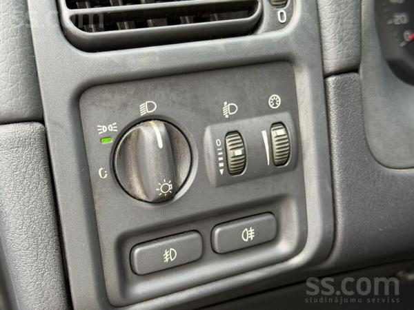 Black Volvo V40 2002 in Riga, with an engine capacity of 1.90 L and mileage of 385 thousand km for 990 €, photo 9 on AUTOMOTO.COM.LV