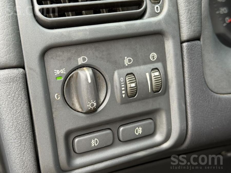 Melns Volvo V40 2002 Rīga, ar dzinēja tilpumu 1.90 L un nobraukumu 385 tūkst. km par 990 €, foto 10 vietnē AUTOMOTO.COM.LV