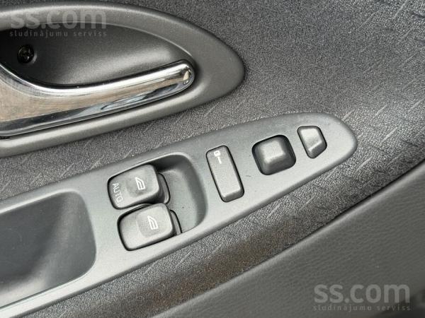 Black Volvo V40 2002 in Riga, with an engine capacity of 1.90 L and mileage of 385 thousand km for 990 €, photo 10 on AUTOMOTO.COM.LV
