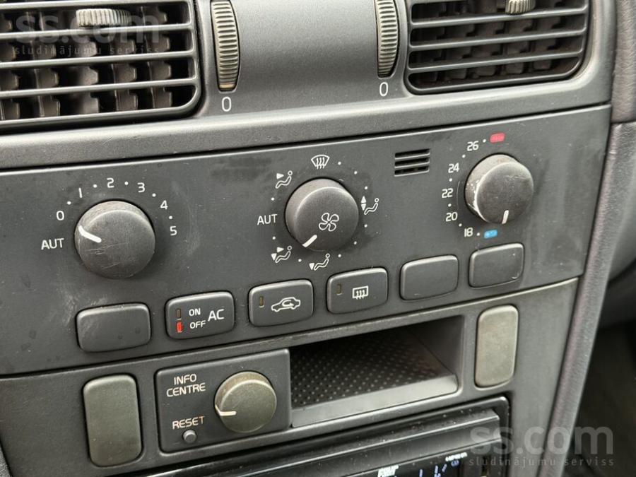 Melns Volvo V40 2002 Rīga, ar dzinēja tilpumu 1.90 L un nobraukumu 385 tūkst. km par 990 €, foto 12 vietnē AUTOMOTO.COM.LV