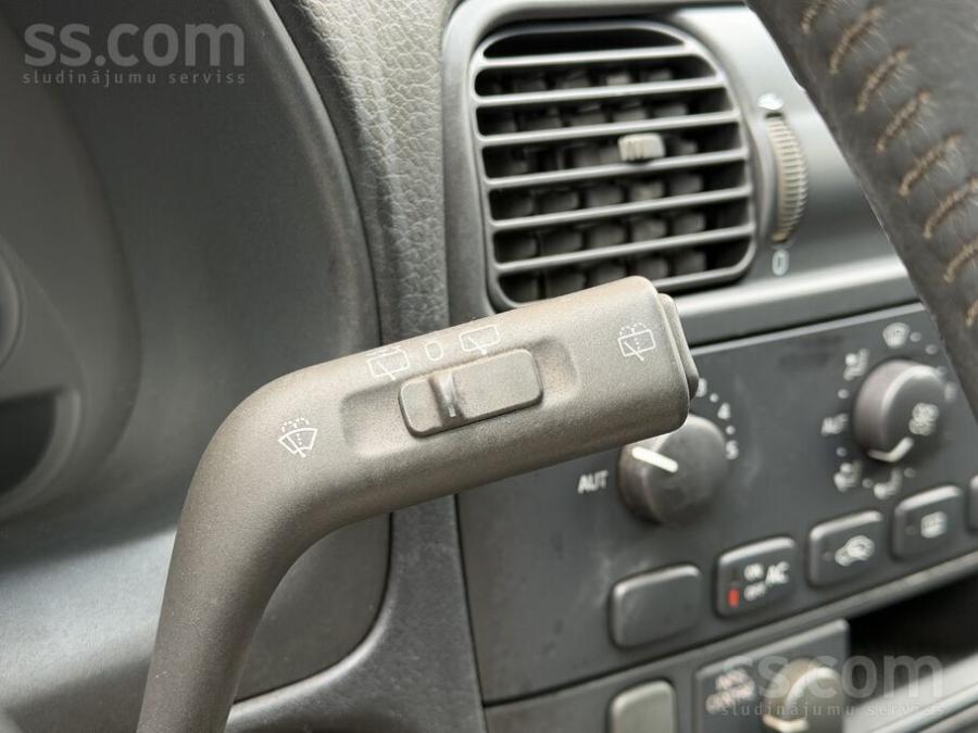 Melns Volvo V40 2002 Rīga, ar dzinēja tilpumu 1.90 L un nobraukumu 385 tūkst. km par 990 €, foto 17 vietnē AUTOMOTO.COM.LV