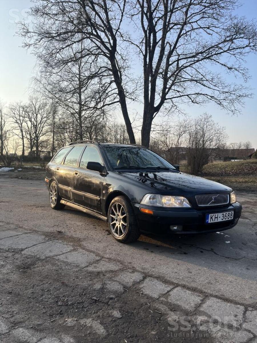 Черный Вольво В40 2002 в Огре, объемом двигателя 1.90 л и пробегом 340 тыс. км за 450 €, фото 1 на AUTOMOTO.COM.LV