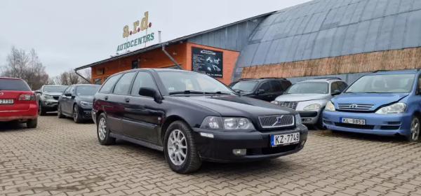 Black Volvo V40 2002 in Valmiera, with an engine capacity of 1.90 L and mileage of 264 thousand km for 1500 €, photo 1 on AUTOMOTO.COM.LV