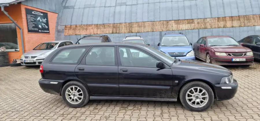 Black Volvo V40 2002 in Valmiera, with an engine capacity of 1.90 L and mileage of 264 thousand km for 1500 €, photo 3 on AUTOMOTO.COM.LV
