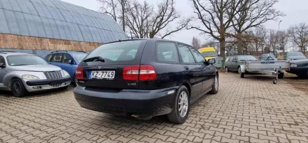 Black Volvo V40 2002 in Valmiera, with an engine capacity of 1.90 L and mileage of 264 thousand km for 1500 €, photo 3 on AUTOMOTO.COM.LV