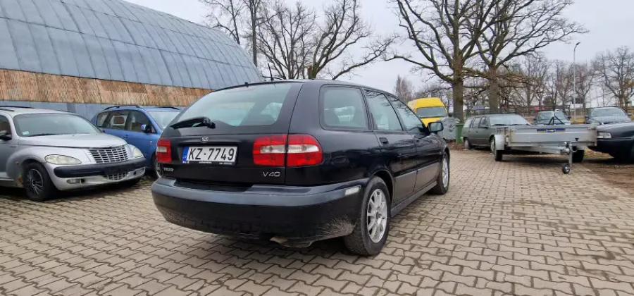 Black Volvo V40 2002 in Valmiera, with an engine capacity of 1.90 L and mileage of 264 thousand km for 1500 €, photo 4 on AUTOMOTO.COM.LV