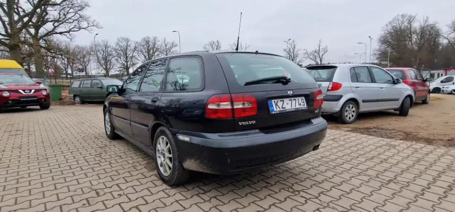 Black Volvo V40 2002 in Valmiera, with an engine capacity of 1.90 L and mileage of 264 thousand km for 1500 €, photo 5 on AUTOMOTO.COM.LV