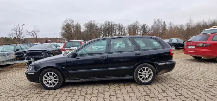 Black Volvo V40 2002 in Valmiera, with an engine capacity of 1.90 L and mileage of 264 thousand km for 1500 €, photo 6 on AUTOMOTO.COM.LV