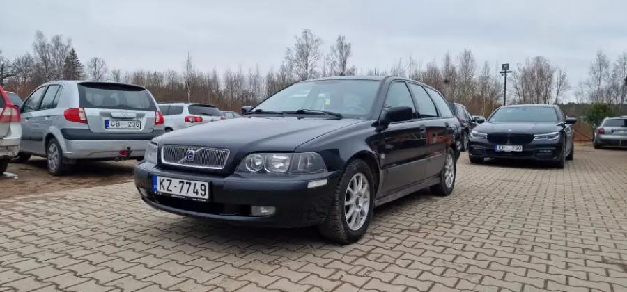 Black Volvo V40 2002 in Valmiera, with an engine capacity of 1.90 L and mileage of 264 thousand km for 1500 €, photo 7 on AUTOMOTO.COM.LV