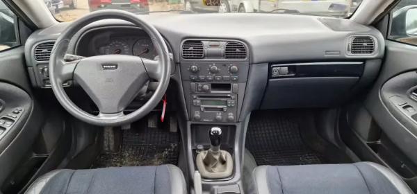 Black Volvo V40 2002 in Valmiera, with an engine capacity of 1.90 L and mileage of 264 thousand km for 1500 €, photo 7 on AUTOMOTO.COM.LV
