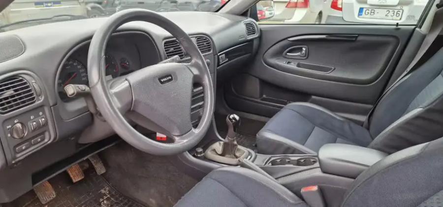Black Volvo V40 2002 in Valmiera, with an engine capacity of 1.90 L and mileage of 264 thousand km for 1500 €, photo 9 on AUTOMOTO.COM.LV