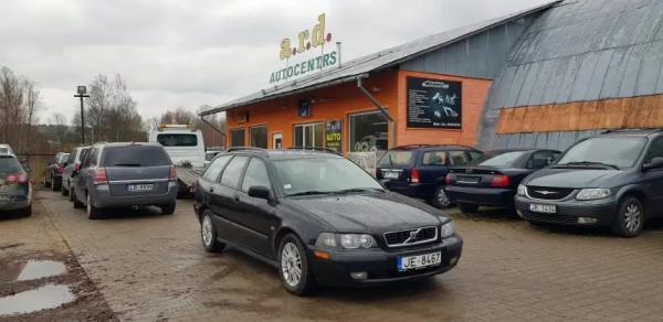 Melns Volvo V40 2002 Valmiera, ar dzinēja tilpumu 1.90 L un nobraukumu 201 tūkst. km par 1350 €, foto 1 vietnē AUTOMOTO.COM.LV