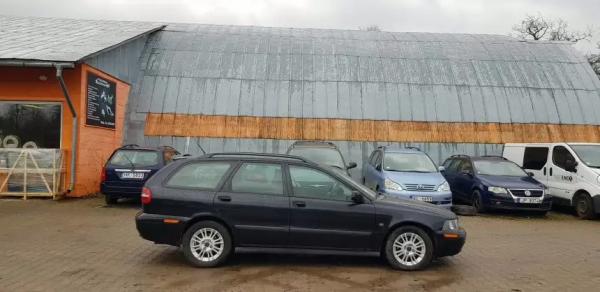 Melns Volvo V40 2002 Valmiera, ar dzinēja tilpumu 1.90 L un nobraukumu 201 tūkst. km par 1350 €, foto 2 vietnē AUTOMOTO.COM.LV