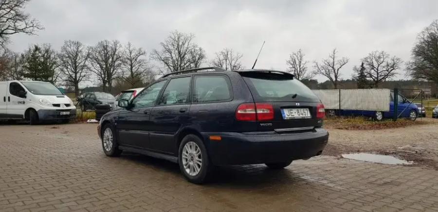 Черный Вольво В40 2002 в Валмиера, объемом двигателя 1.90 л и пробегом 201 тыс. км за 1350 €, фото 6 на AUTOMOTO.COM.LV
