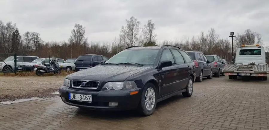 Черный Вольво В40 2002 в Валмиера, объемом двигателя 1.90 л и пробегом 201 тыс. км за 1350 €, фото 8 на AUTOMOTO.COM.LV