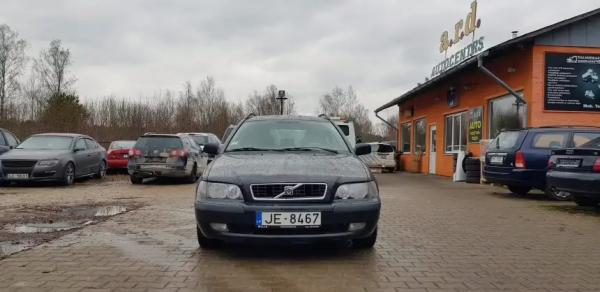Черный Вольво В40 2002 в Валмиера, объемом двигателя 1.90 л и пробегом 201 тыс. км за 1350 €, фото 8 на AUTOMOTO.COM.LV